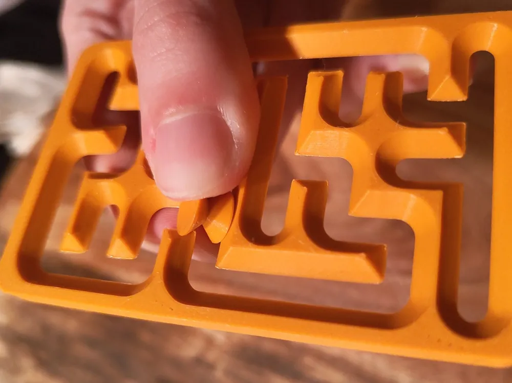 Fidget Maze Wallet Card by tomtom5893 - MakerWorld