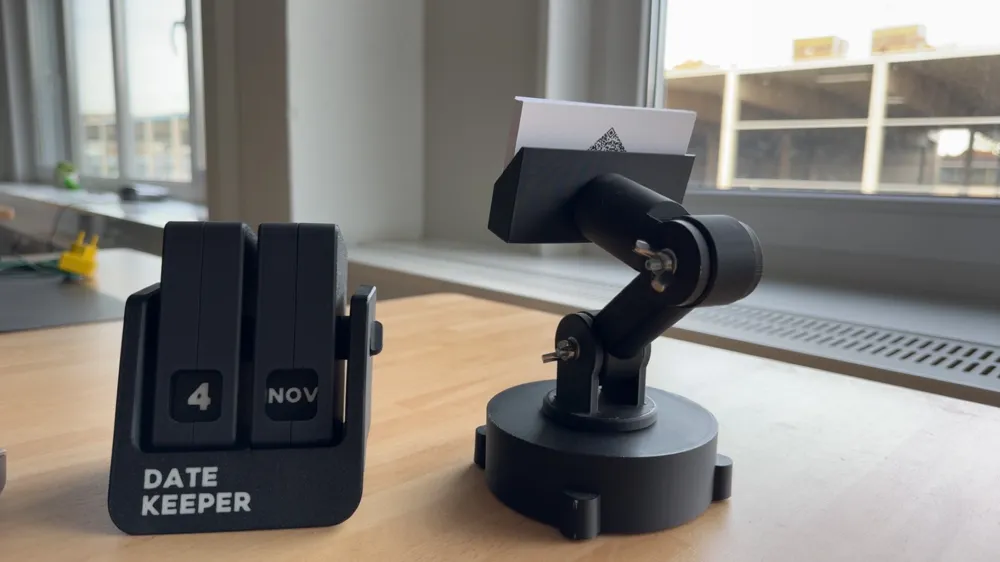 名刺ホルダー ロボット 作成者： Daniel MakerWorld：無料3Dモデルをダウンロード