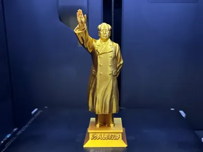 Chairman Mao Waving Gold Statue 2 - Free 3D Print Model - MakerWorld