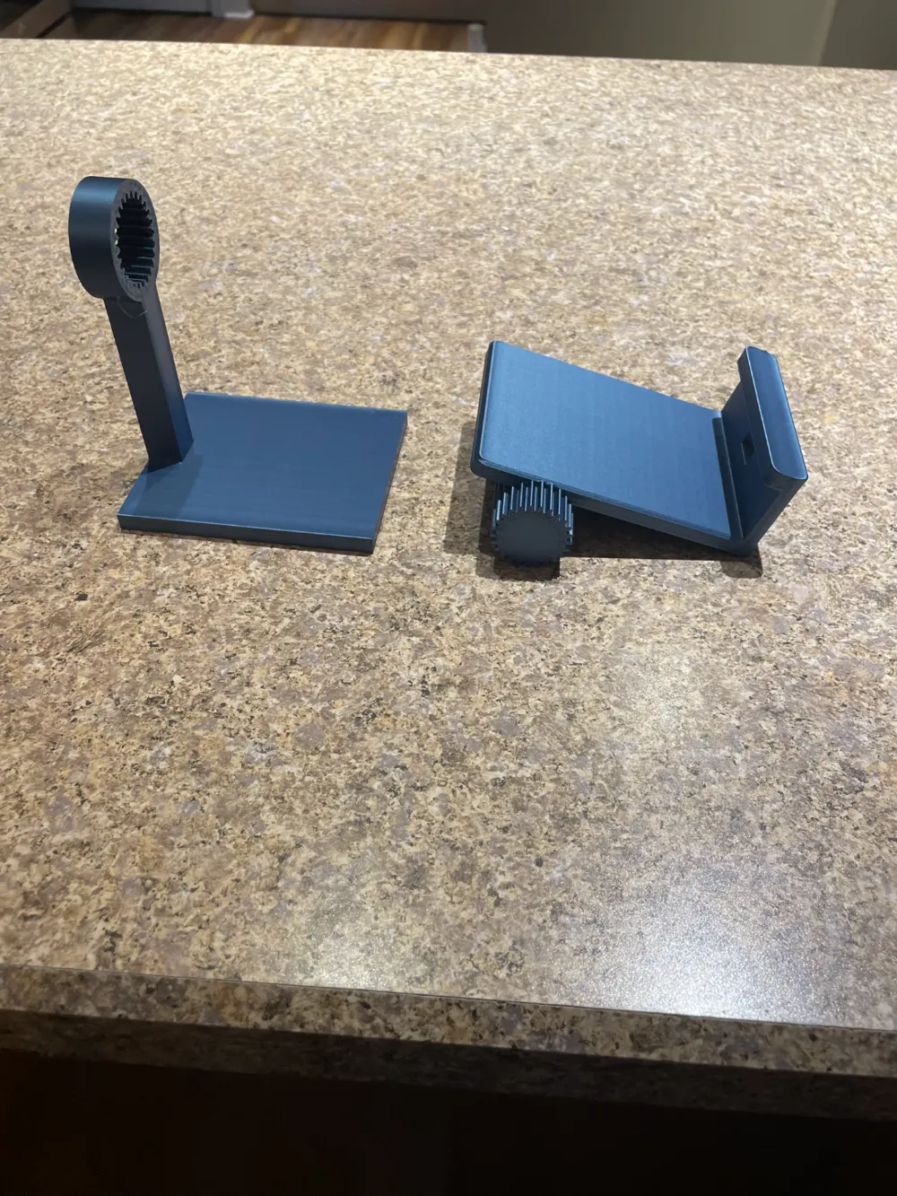 Spur Gear Pedestal Phone Stand by RB Design - MakerWorld