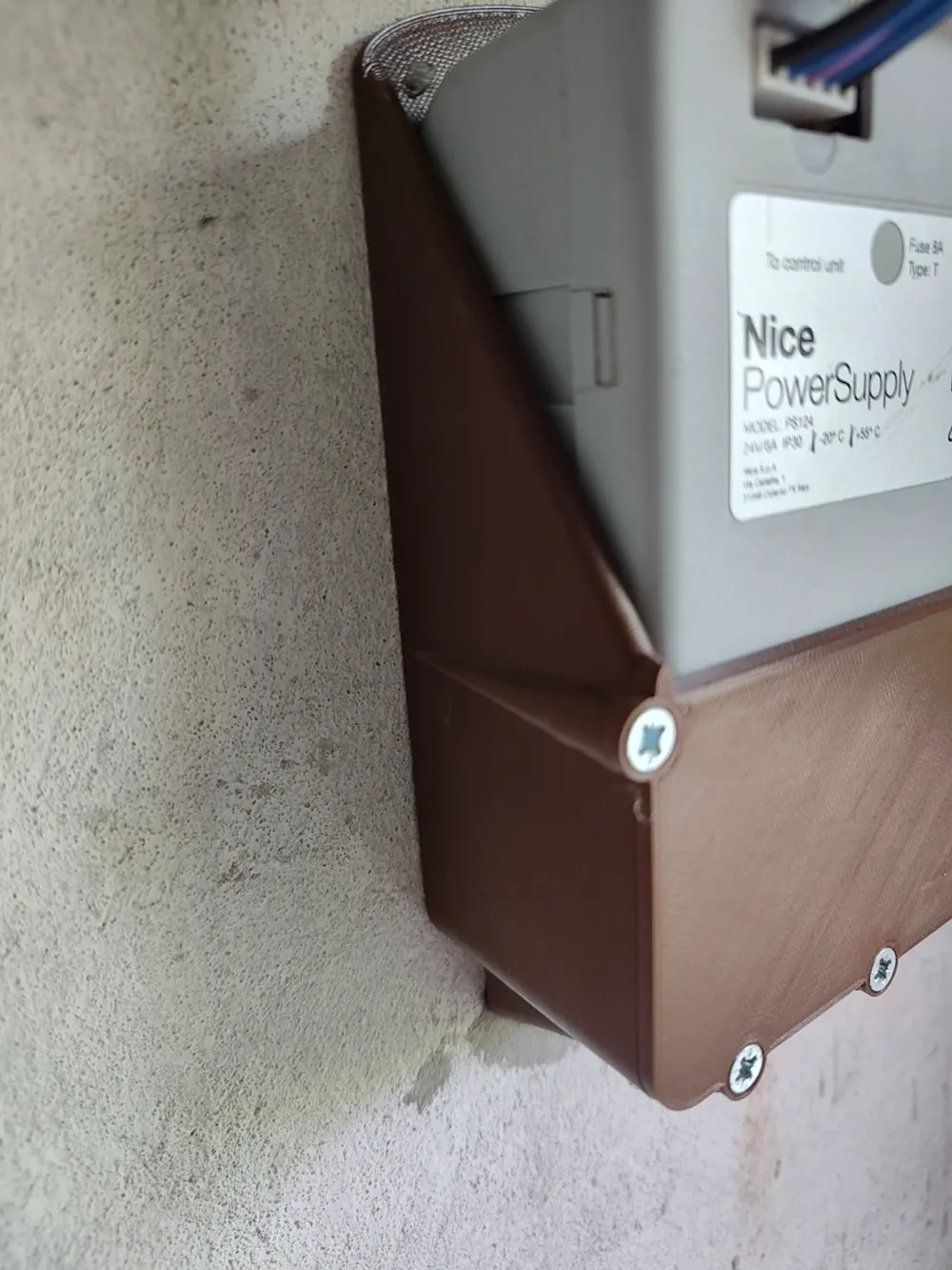 Nice PS124 battery wall mount by mdkjuss - MakerWorld