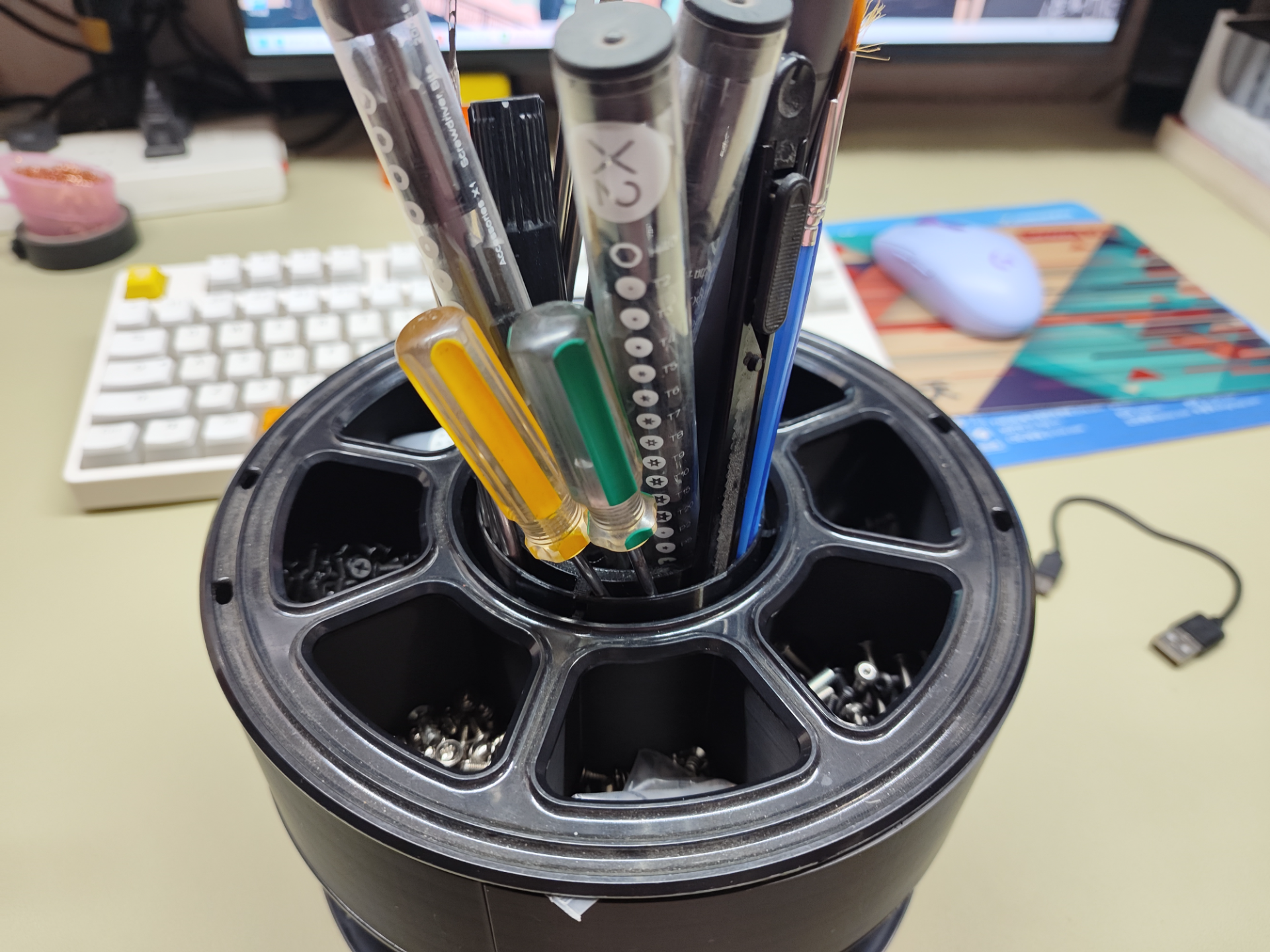 R3D Spool Center Box by paperplane MakerWorld: Download Free 3D Models