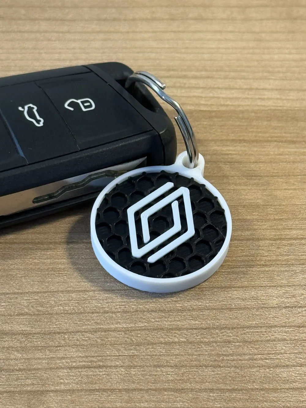 Renault Car Round Keychain - Free 3D Print Model - MakerWorld