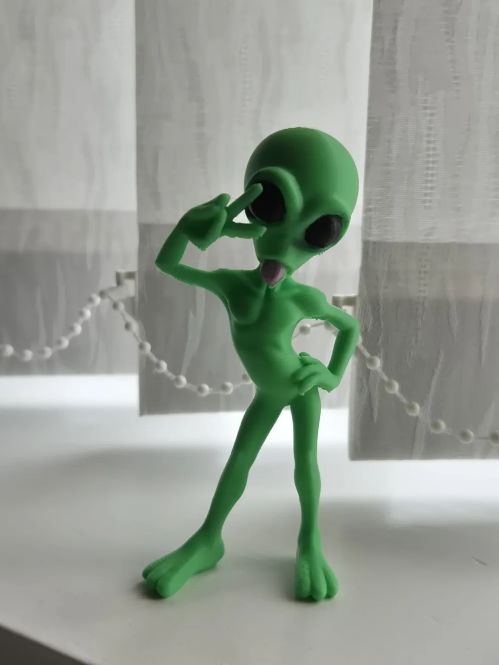 Alien Posando - Modelo gratuito para impressão 3D - MakerWorld