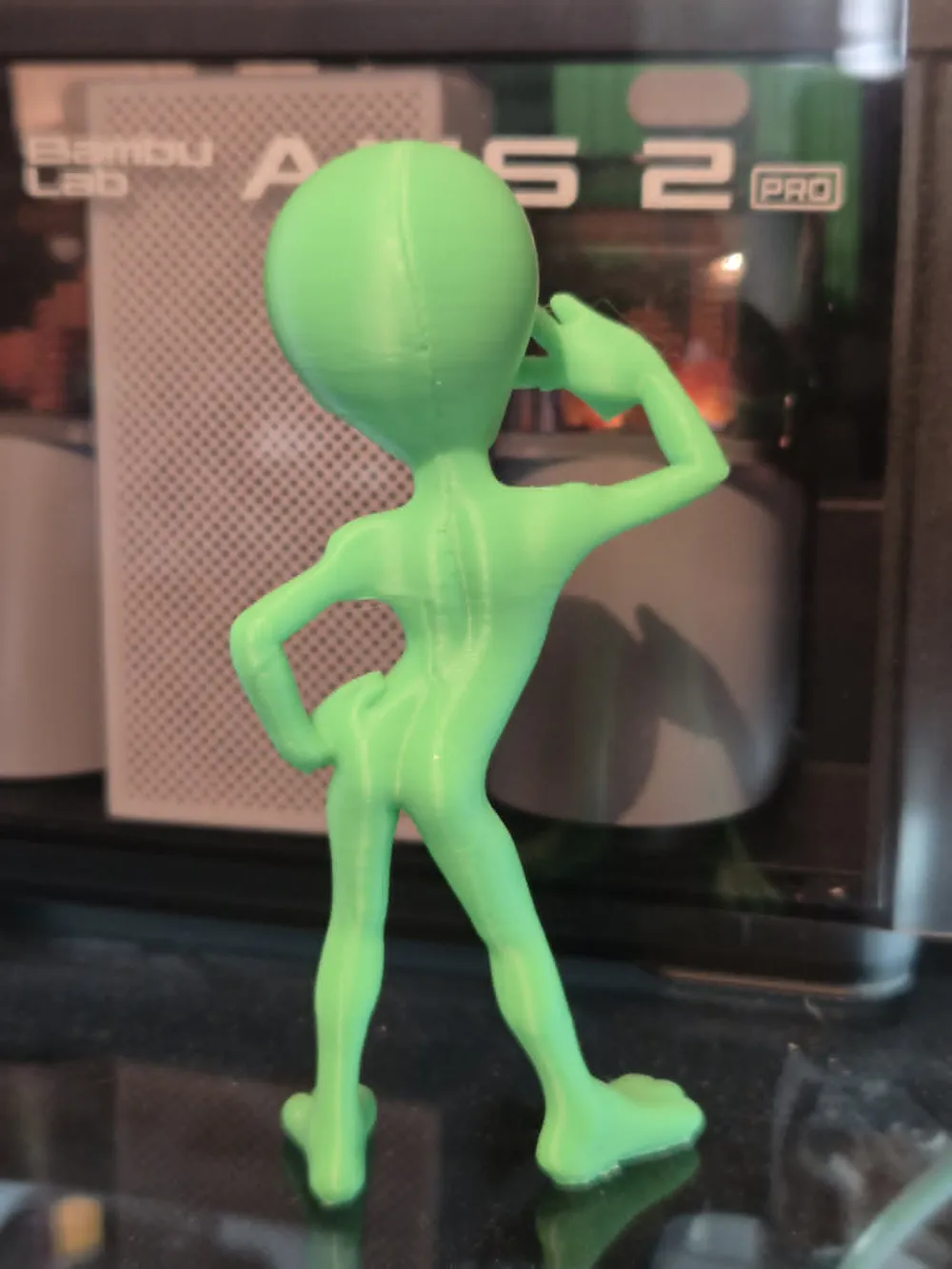 Alien Posando - Modelo gratuito para impressão 3D - MakerWorld