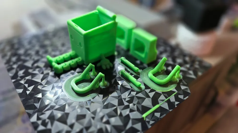 Cute articulated dumpster fire box clicker fidget by Spandolage3D ...