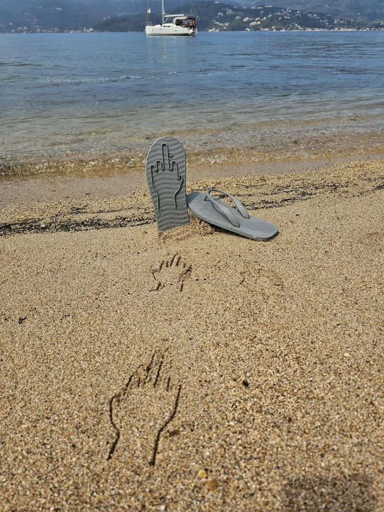 Middle finger flip-flops - perfect for the beach. Remixed by Logisch ...