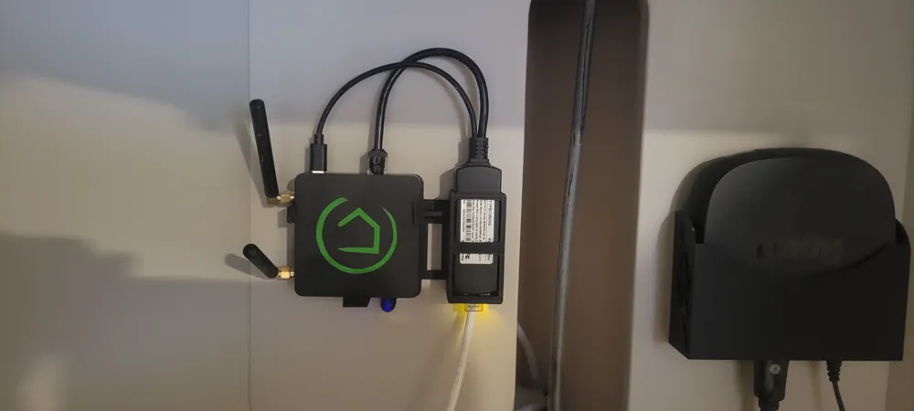 Hubitat C7/C8 Mount with POE Bracket ReMix Remixed by WB3 MakerWorld ...