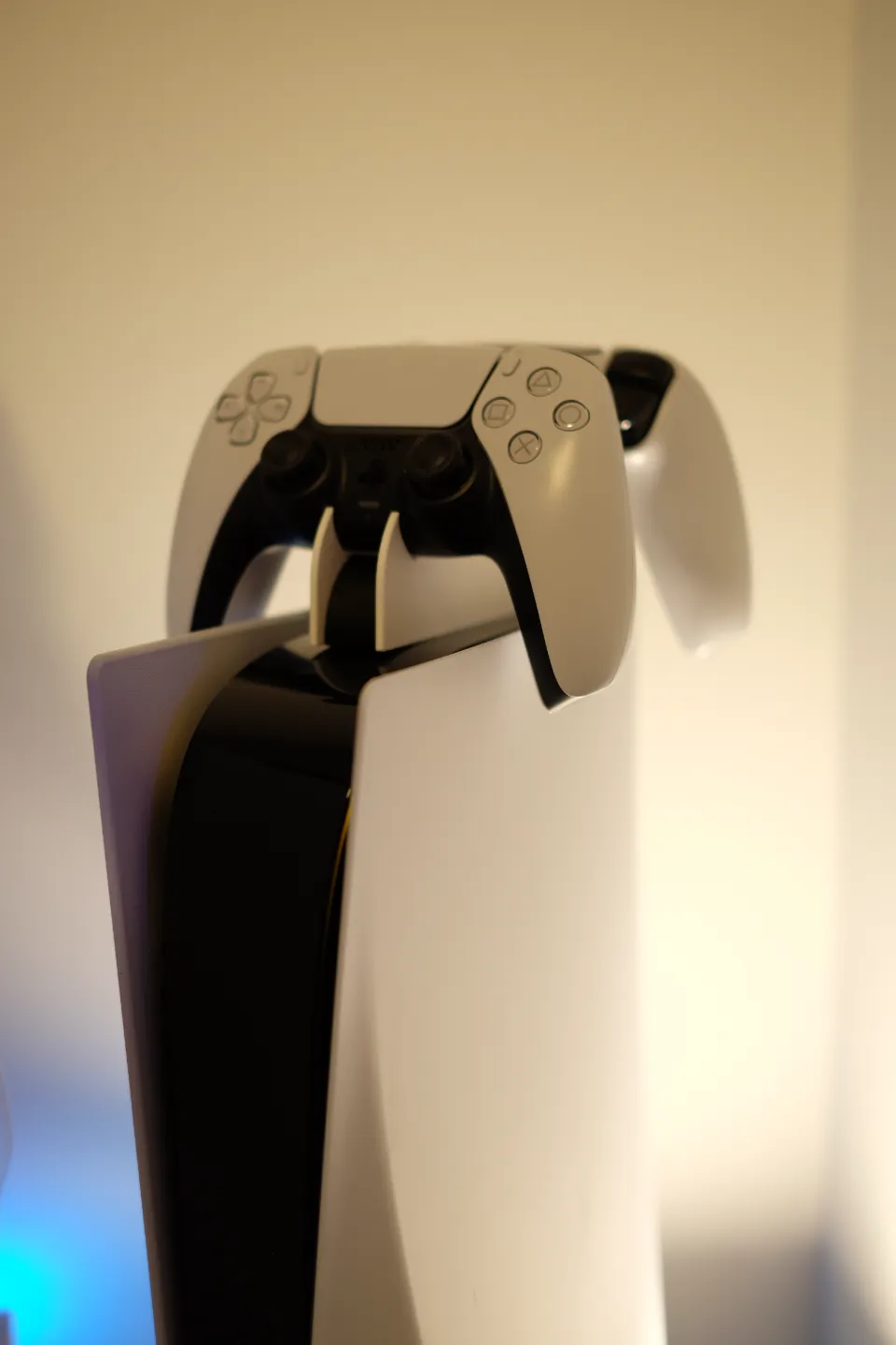 Mini PS5 Controller Stand (On Console) V2 by Printzee - MakerWorld