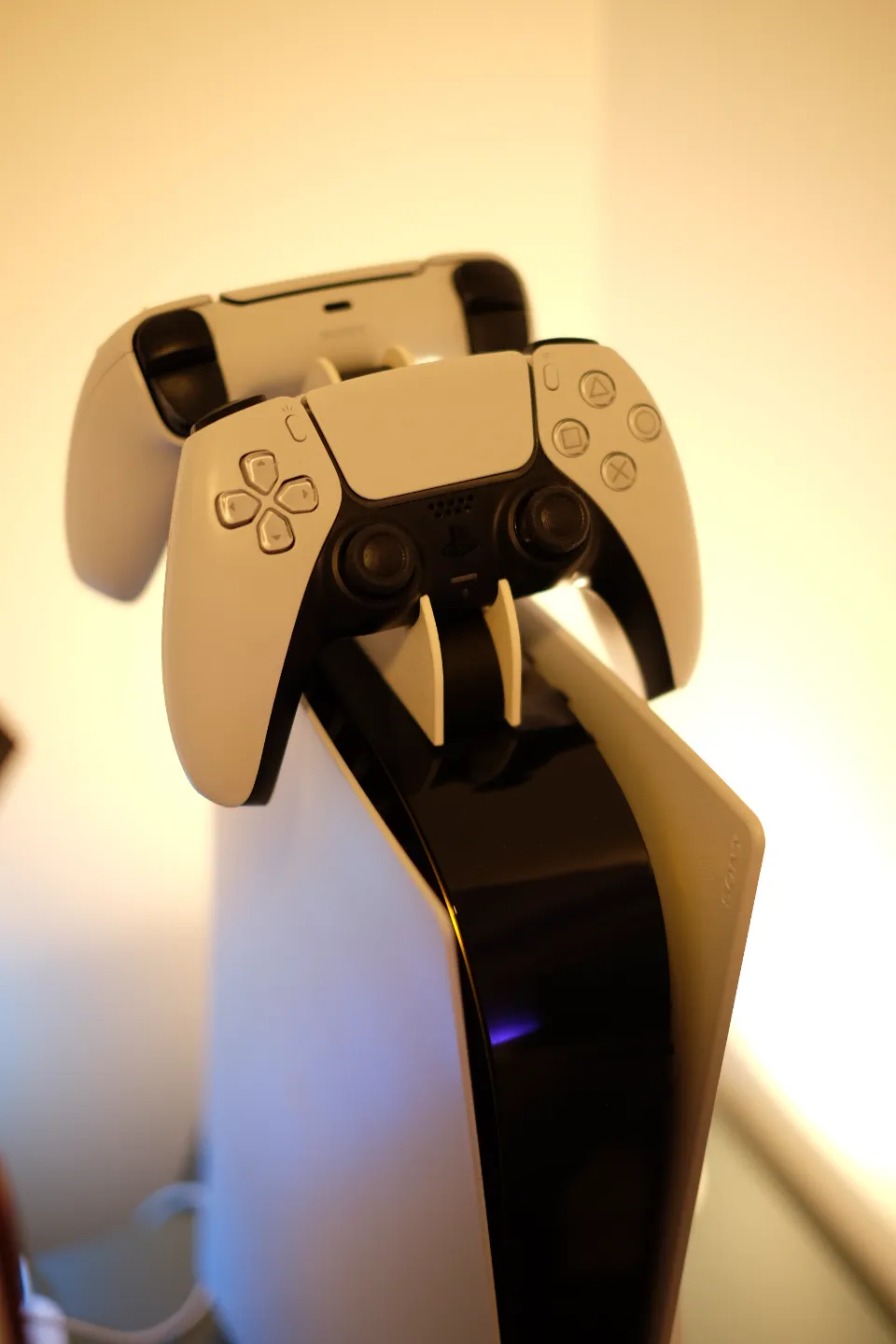 Mini PS5 Controller Stand (On Console) V2 by Printzee - MakerWorld