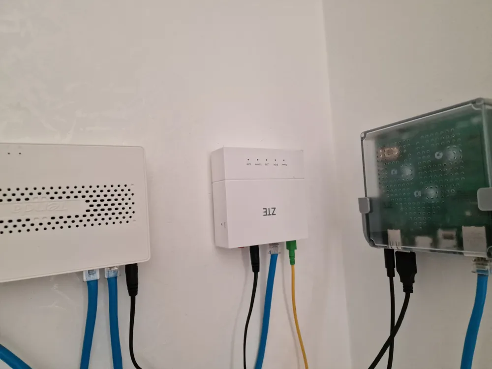GPON ONT ZTE ZXHN F6005 2025 version wall holder - Free 3D Print Model ...
