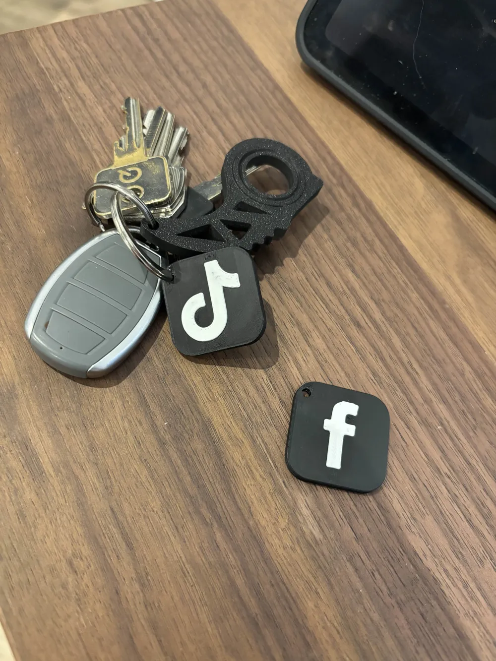 NFC KEYCHAIN - SOCIAL MEDIA ICON - Free 3D Print Model - MakerWorld