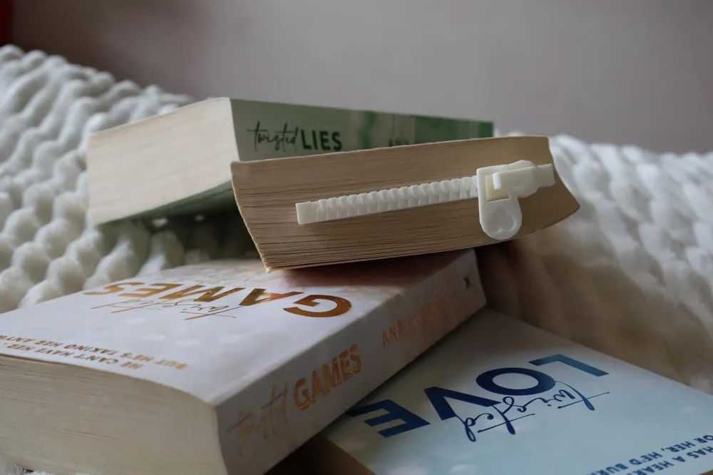 Zipper bookmark by BuildaForm - MakerWorld