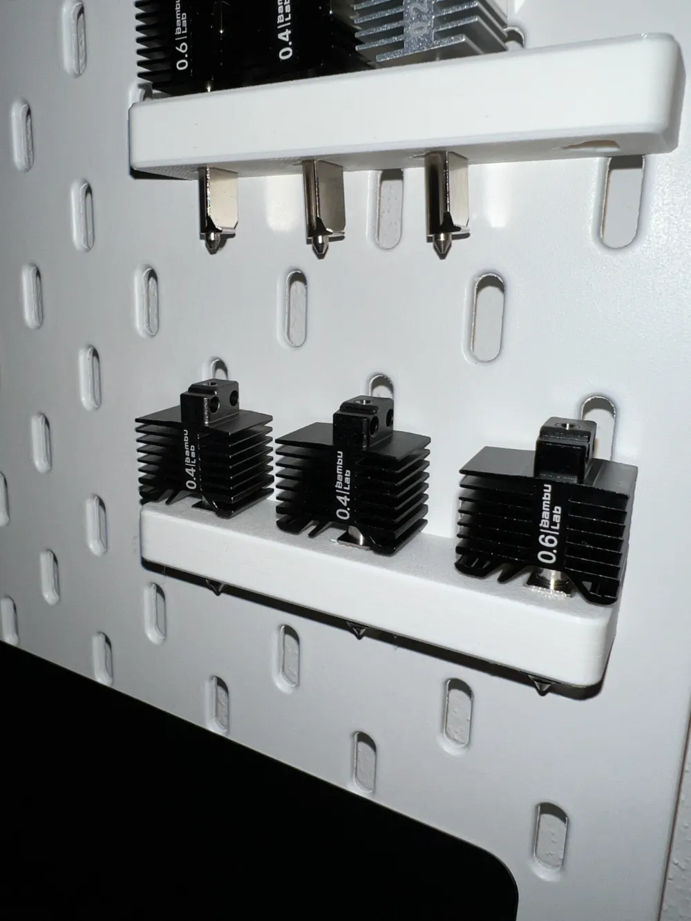 Skadis 3 Nozzles Holder for Bambu Lab P1S/P1P Remixed by DiegoCZ ...