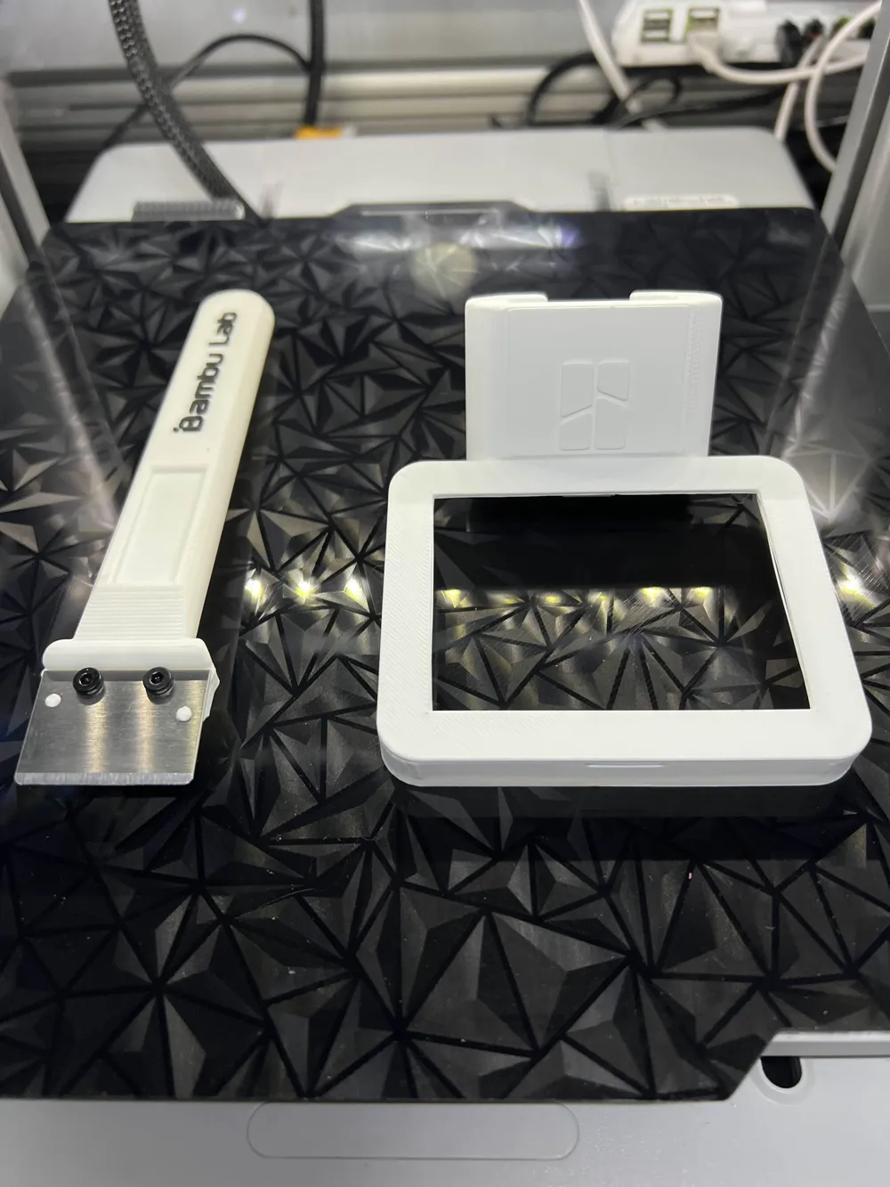 Bed Scraper Modified with Display Screen Holder by Outlaw MakerWorld: Download Free 3D Models