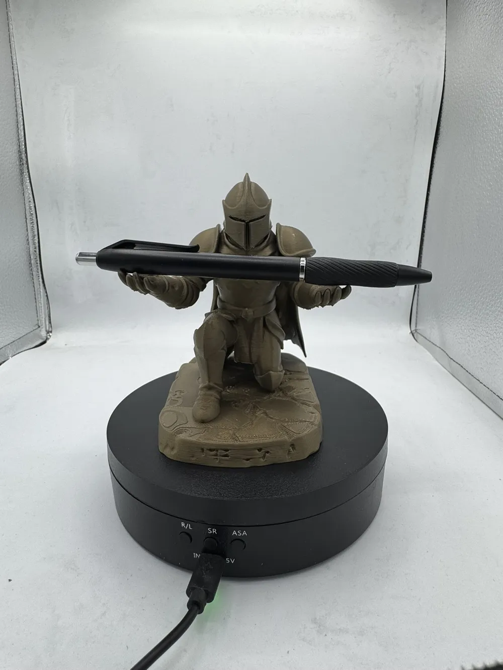 Kneeling Knight Pen Holder - Free 3D Print Model - MakerWorld