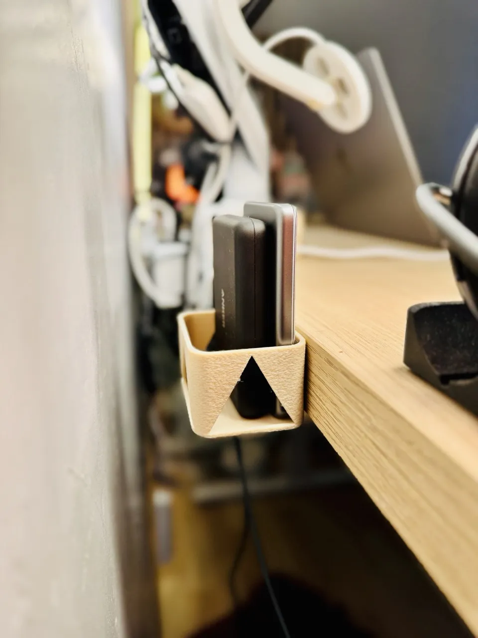 Versteckte Schreibtischaufbewahrung - Tech-Ablage & Getränkehalter ...