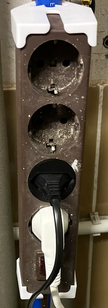 Extention cord holder clip for 20mm (3/4") pipe by MaJoHo - MakerWorld