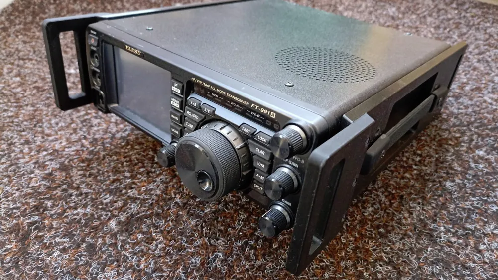 Yeasu FT-991 rails by radim.kabatek - MakerWorld