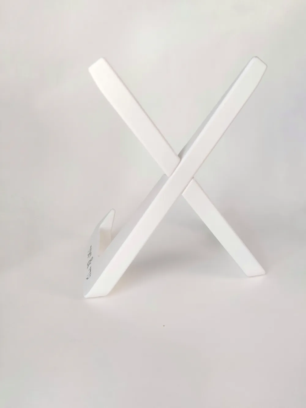 Rounded Plate Stand (with text) - Free 3D Print Model - MakerWorld
