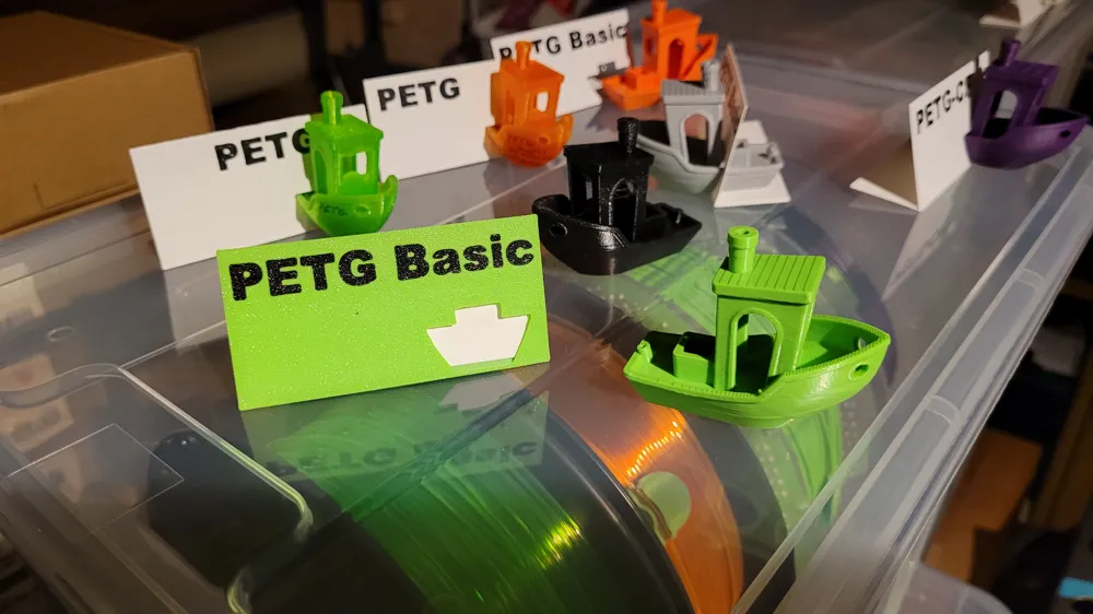 Filament Swatch with Space for Benchy (Two-Color-Print) by Greenhorn ...