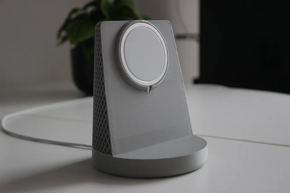 iPhone MagSafe 磁吸充电支架（大号），HomePod 来自 Cube14 MakerWorld：免费下载 3D 模型