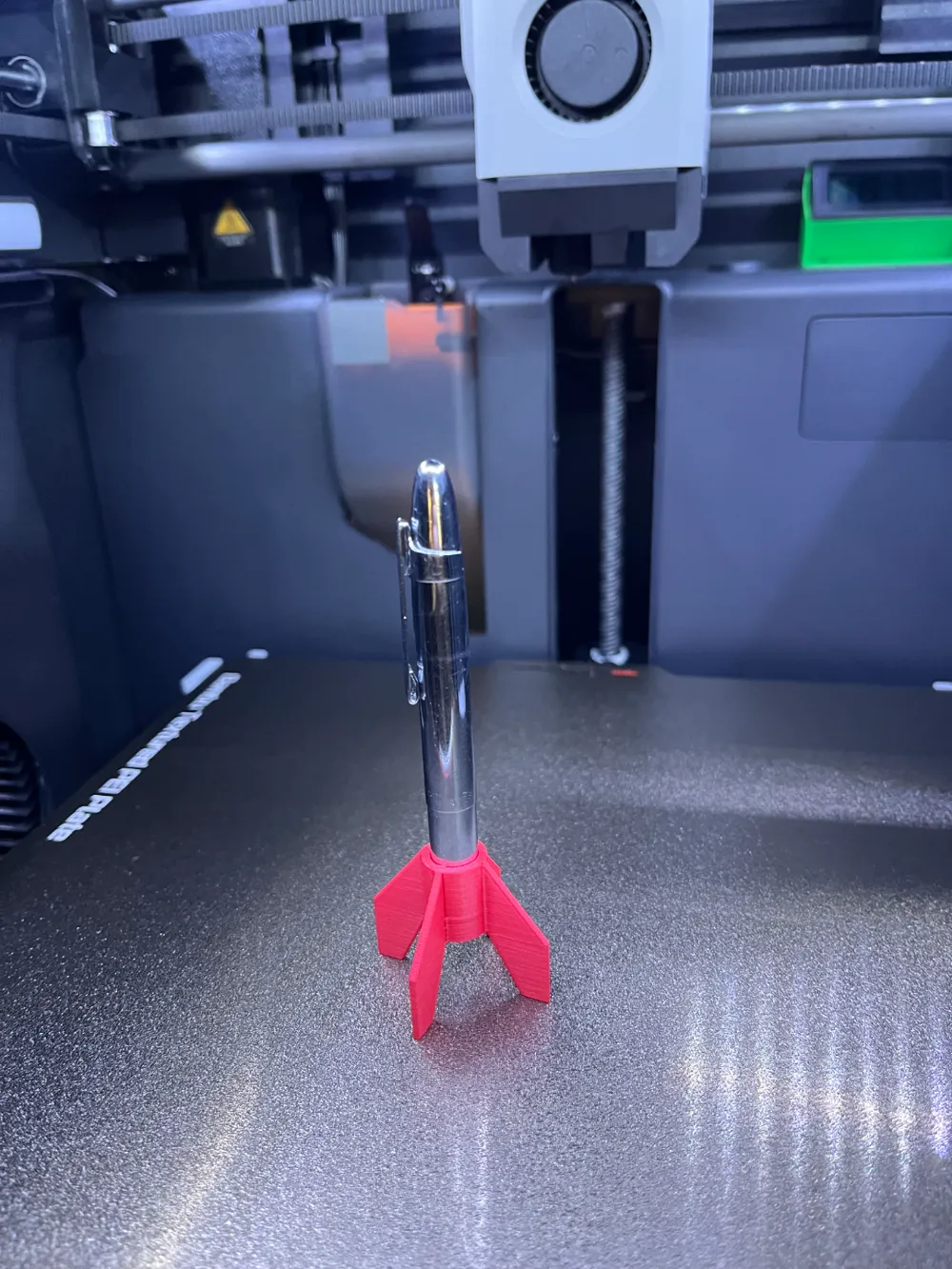 Fisher Space Pen Rocket Stand by SyntaxError6 - MakerWorld