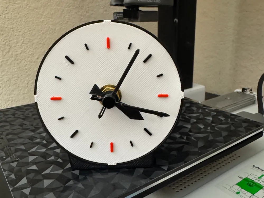 Simple Clock by danny6799 - MakerWorld