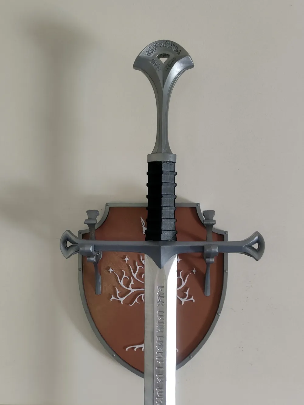 Aragorn's Crest and Sword Mount for Narsil/Andúril by nostalg33k ...