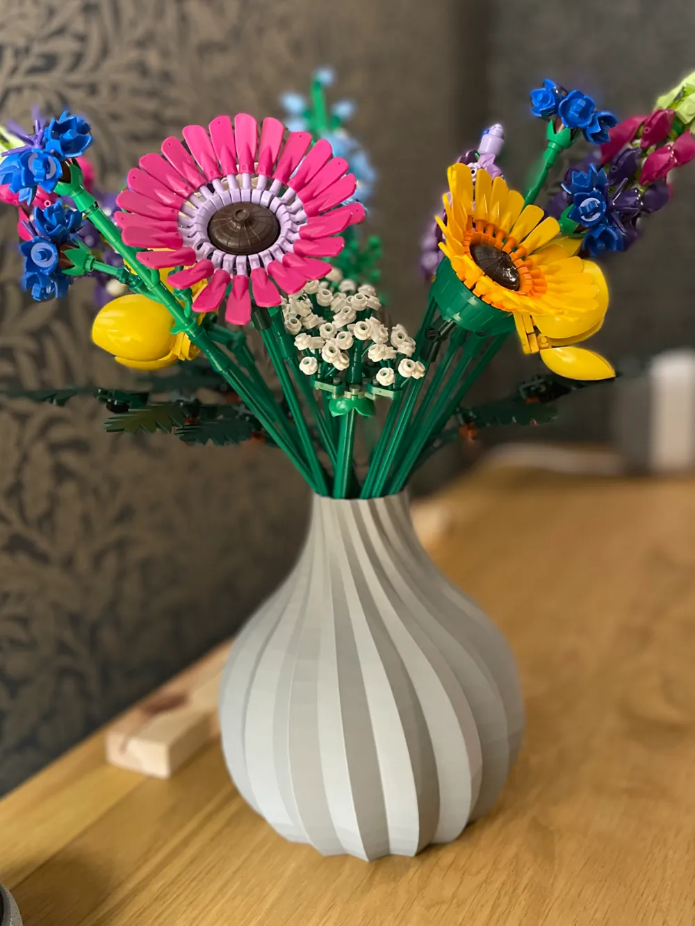 Spiral vase designed for Brick Wildflower Bouquet by Stuart - MakerWorld