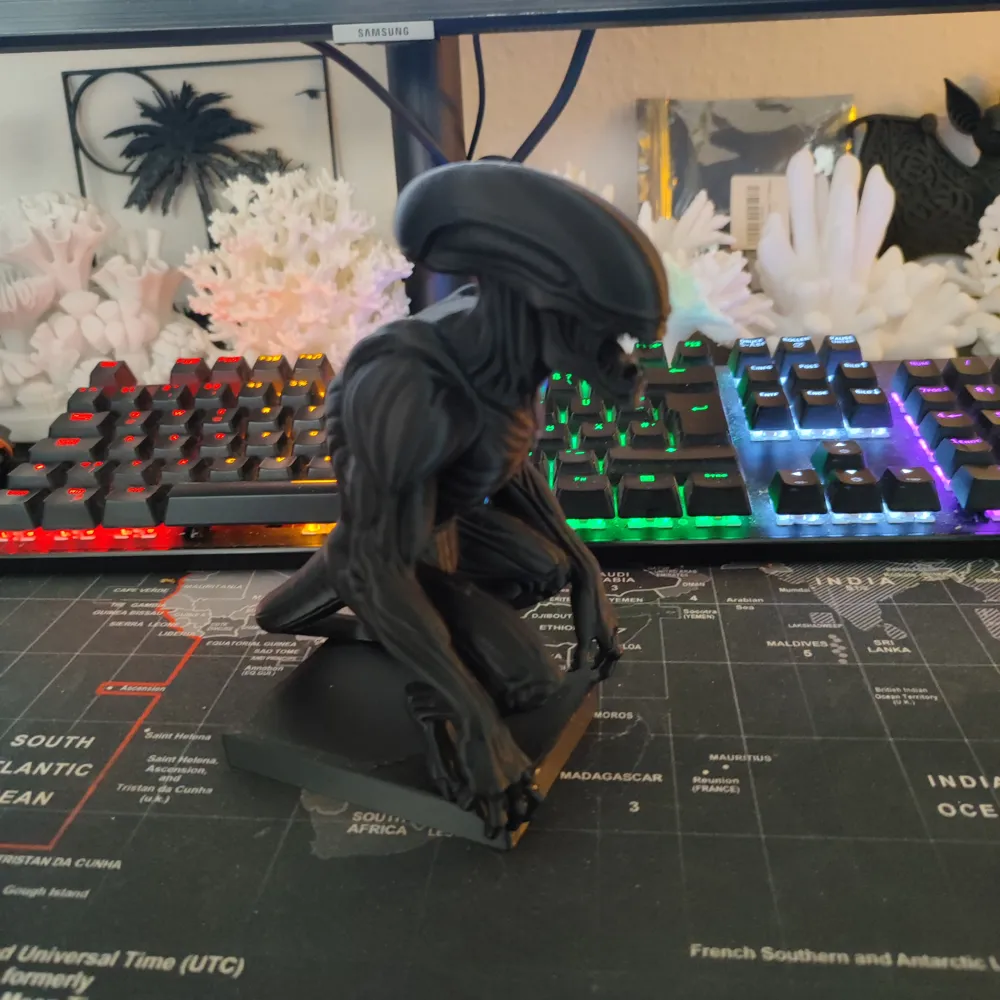Xenomorph Sculpture - Free 3D Print Model - MakerWorld