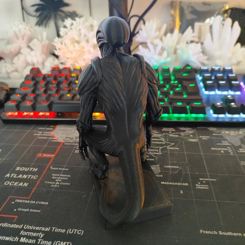 Xenomorph Sculpture - Free 3D Print Model - MakerWorld