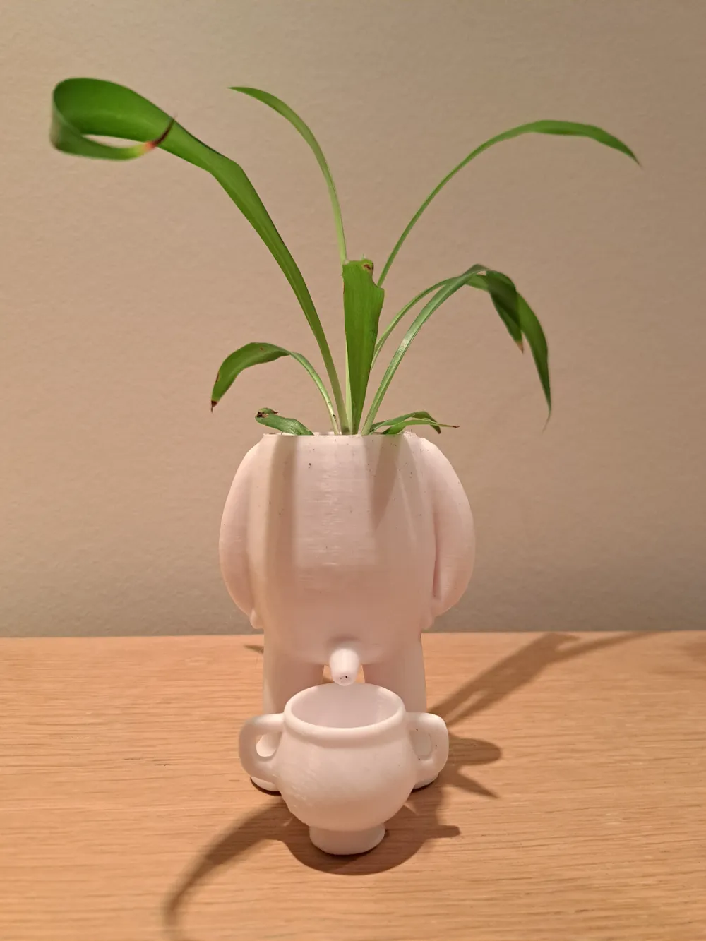 Peeing boy planter with cup by Atjpatatatj - MakerWorld