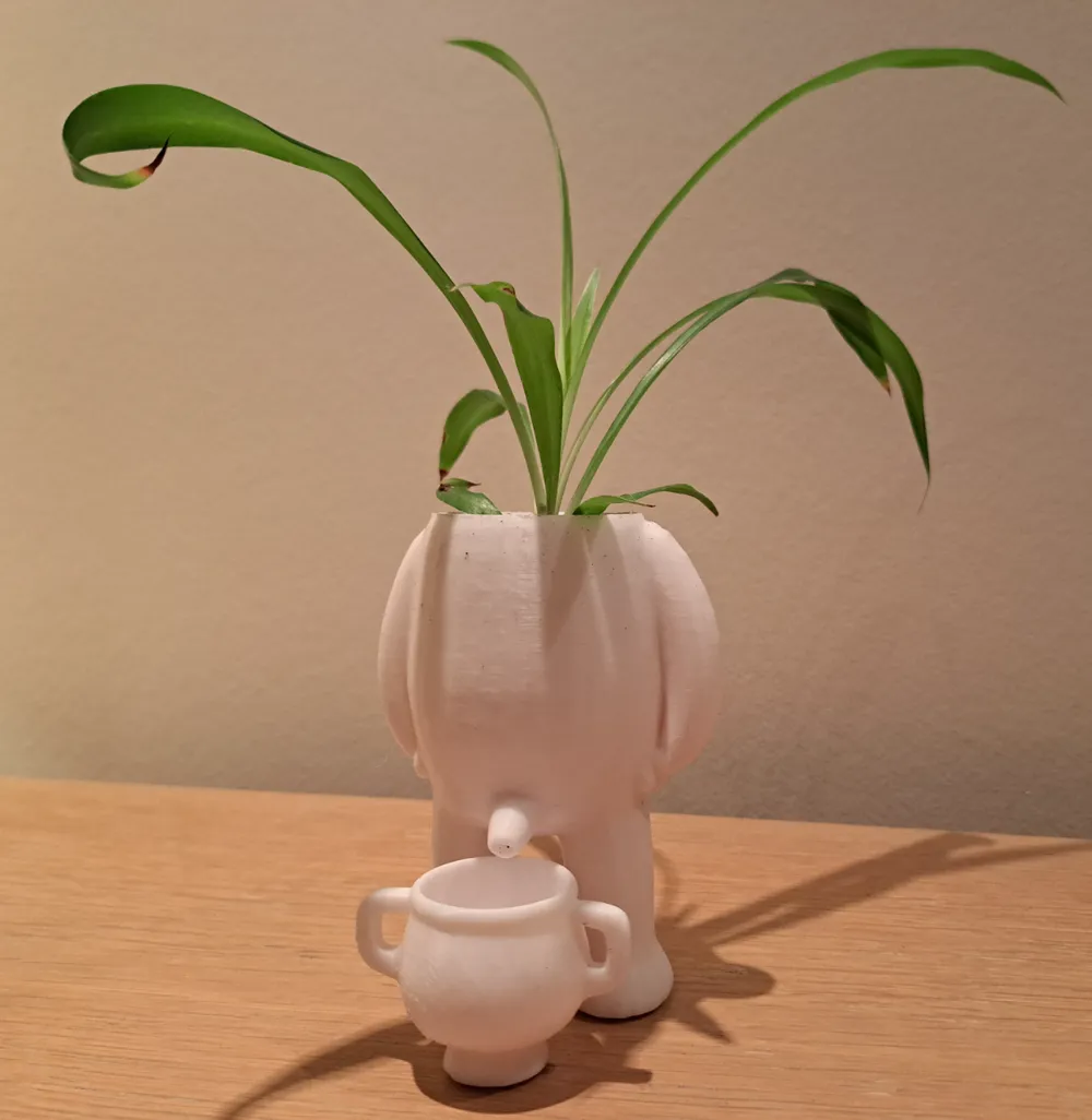 Peeing boy planter with cup by Atjpatatatj - MakerWorld