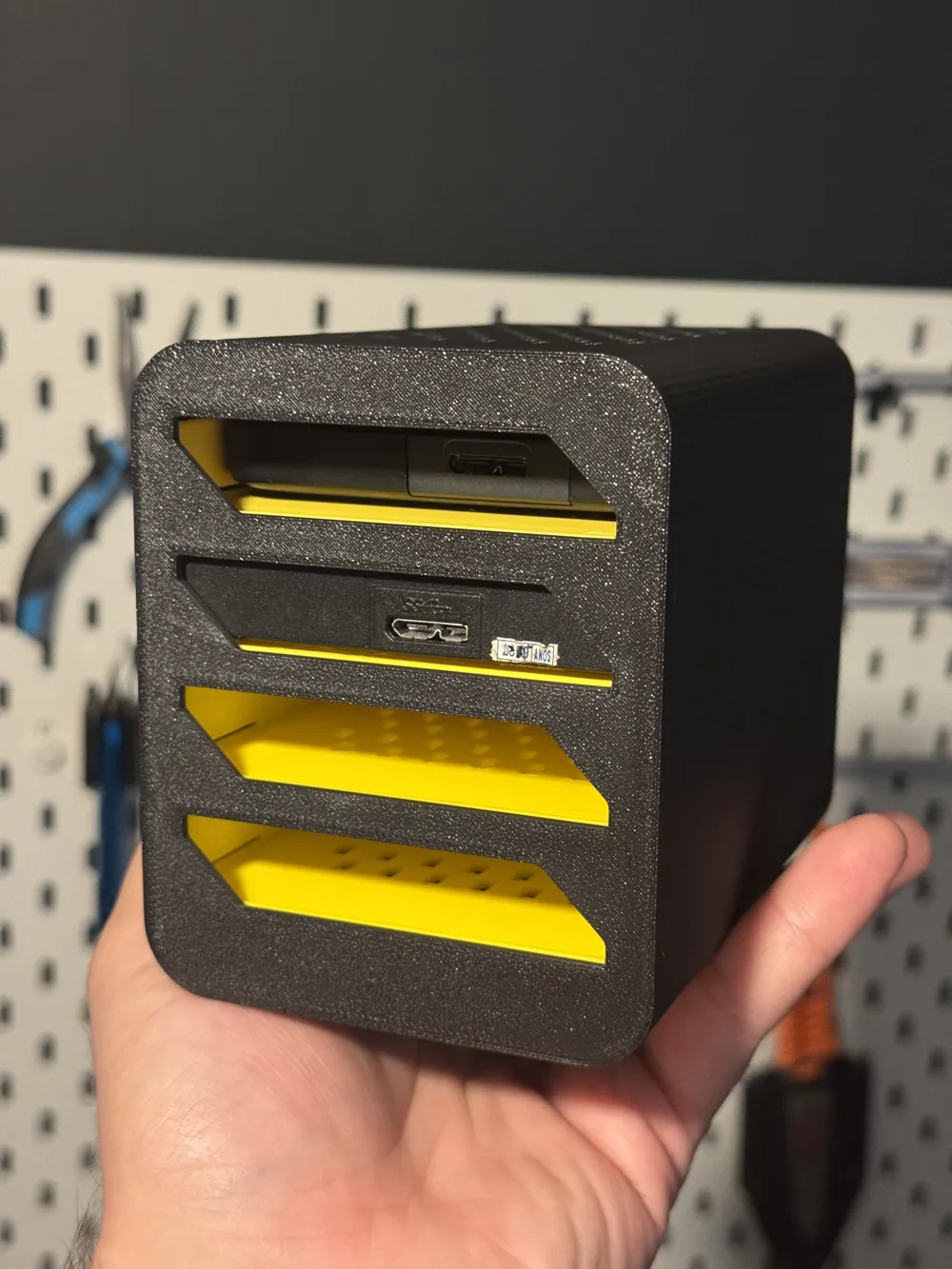 Suporte para HD externo por Tolugo MakerWorld: Baixe modelos 3D gratuitos