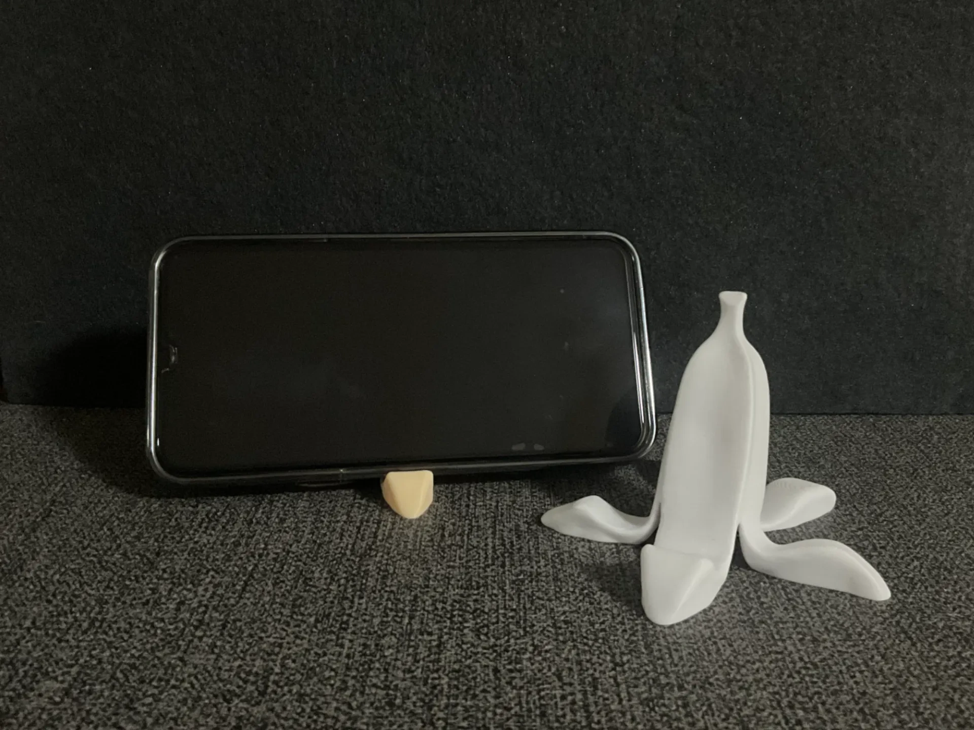 Banana Phone Holder (no supports) by Robert MakerWorld: Download Free 3D Models