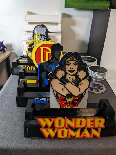Wonder Woman Slab Stand - Stand It Up by standitupstoreMakerWorld ...