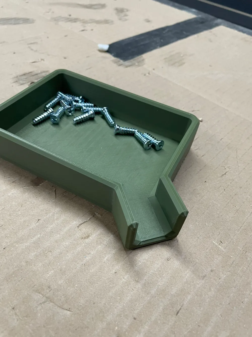Small parts tray with wide sprout by jlbsck - MakerWorld