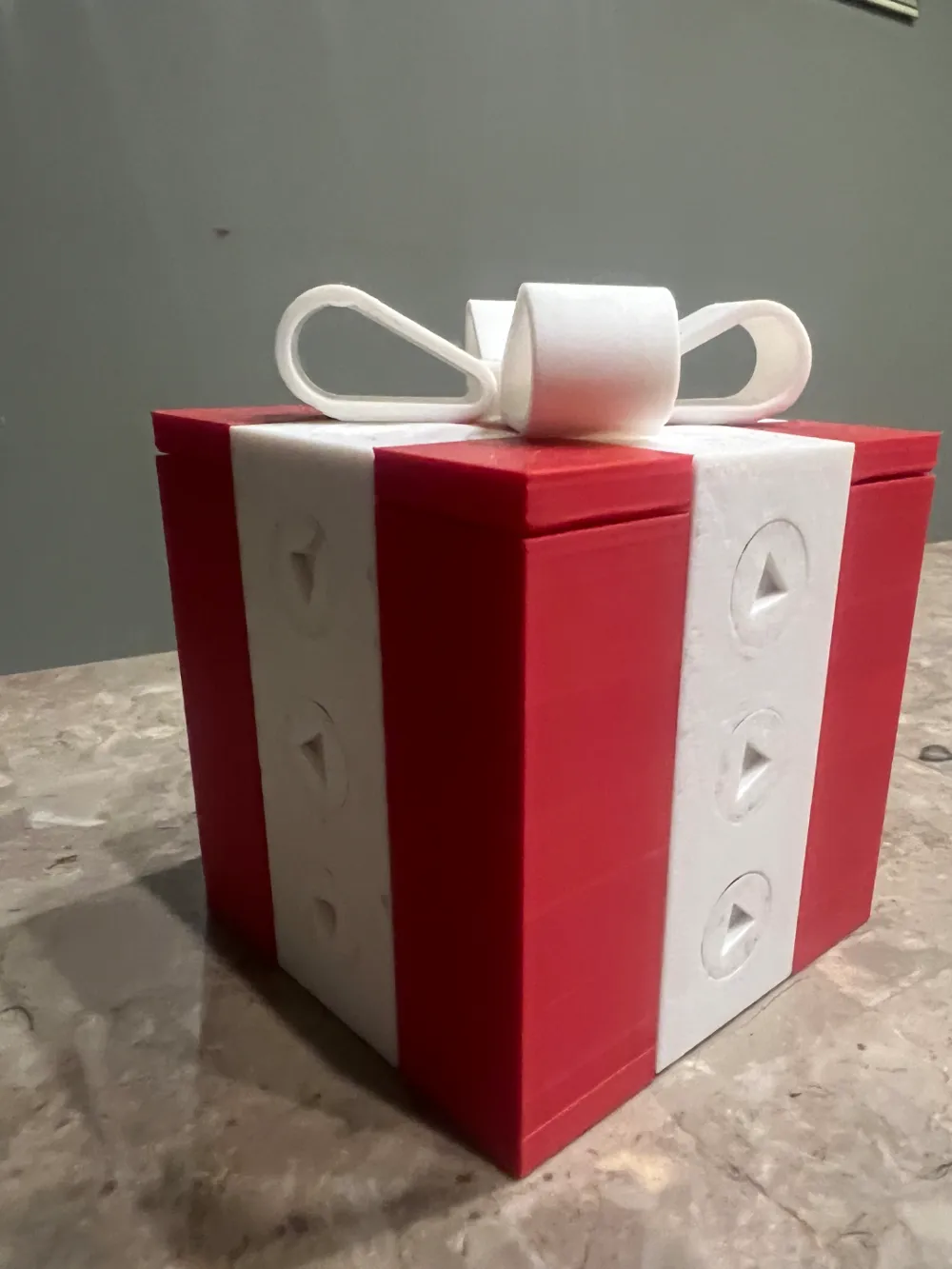 Gift Box Puzzle by HHugo54 MakerWorld: Download Free 3D Models