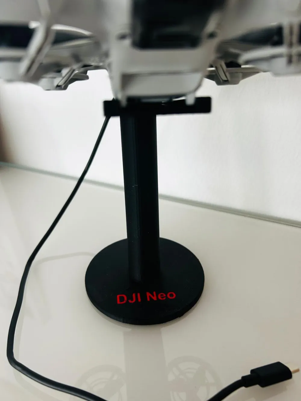 DJI Neo Stand with Charger by schmidt.florian1987 - MakerWorld