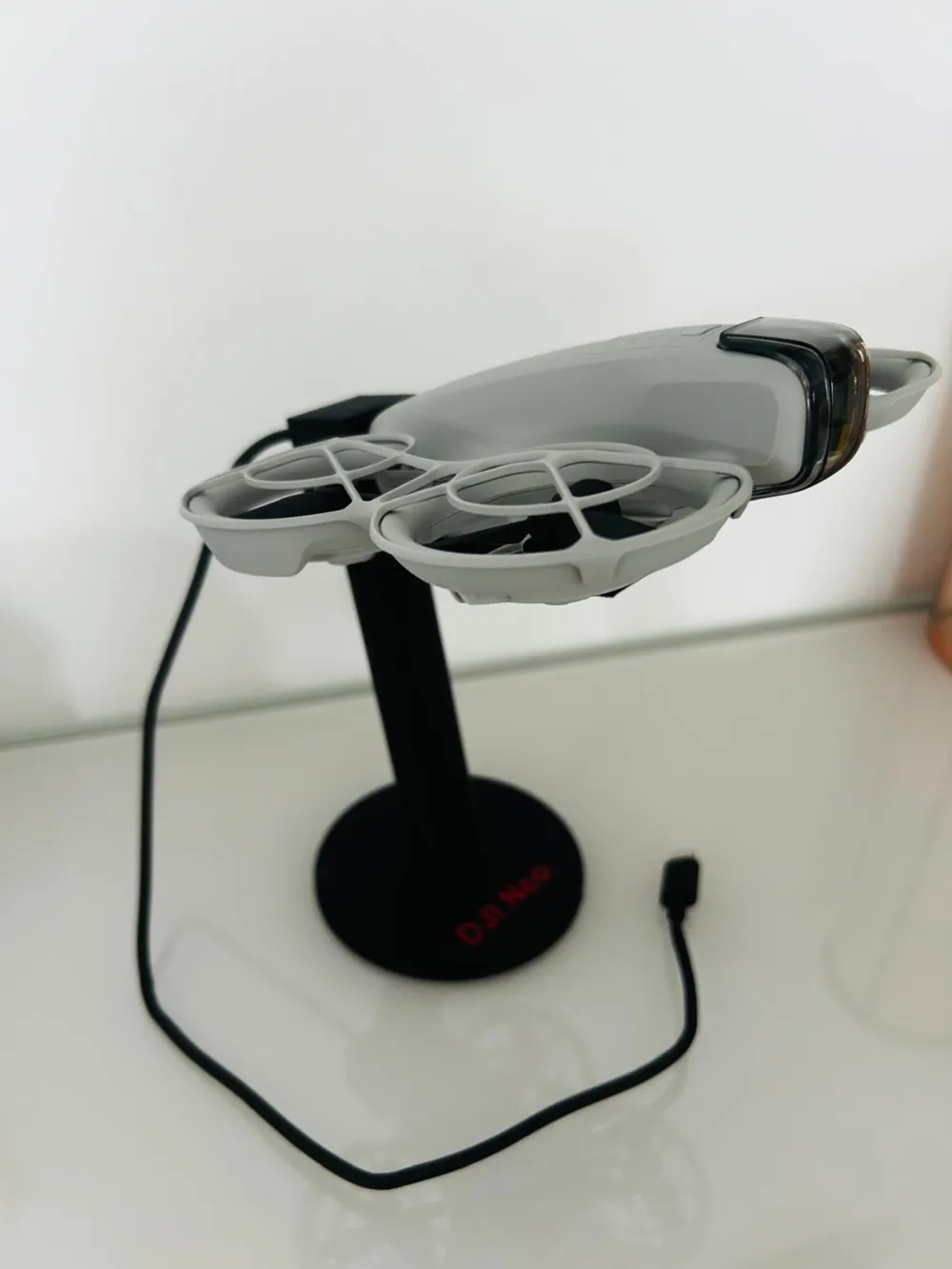 DJI Neo Stand with Charger by schmidt.florian1987 - MakerWorld