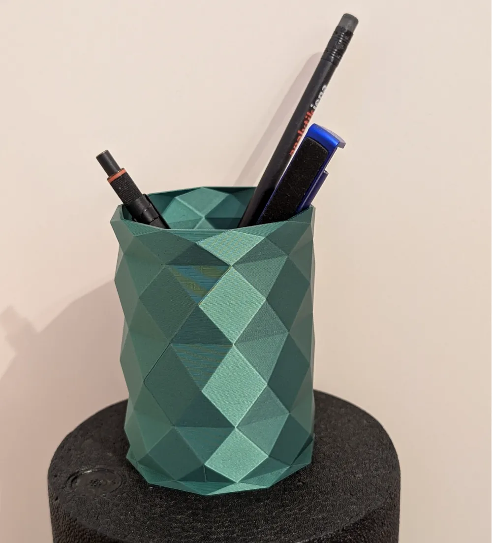 Pencil/Pen Holder, Vase Polygon by EmmeOlso - MakerWorld