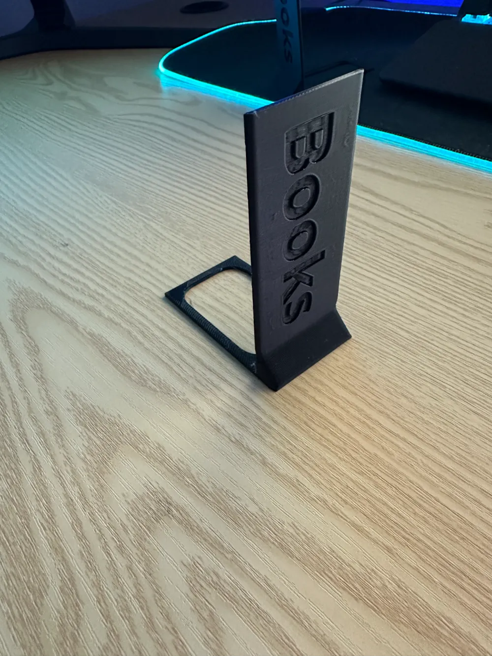 Simple Book Stand by nhermuhlen - MakerWorld