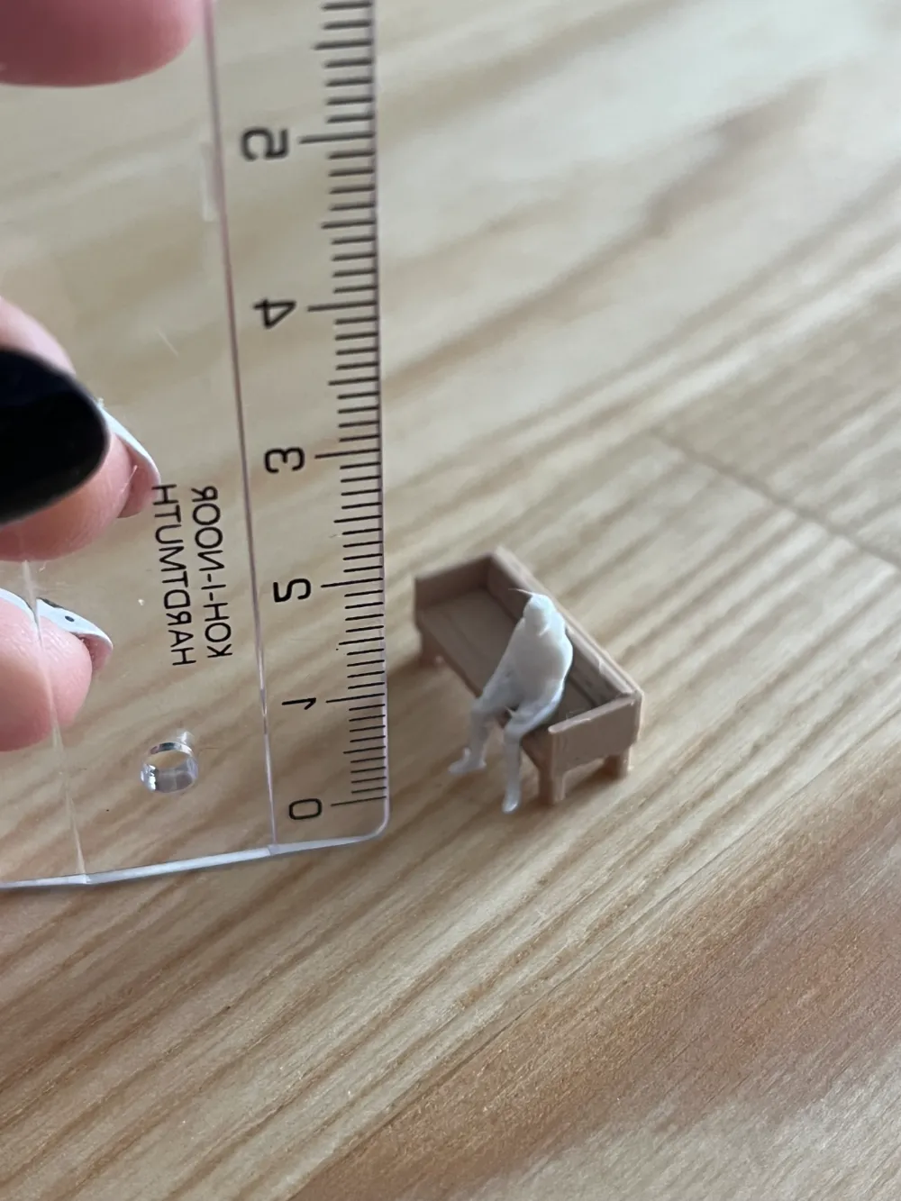 sitting woman miniature scale m=1:100 by prINTEC - MakerWorld