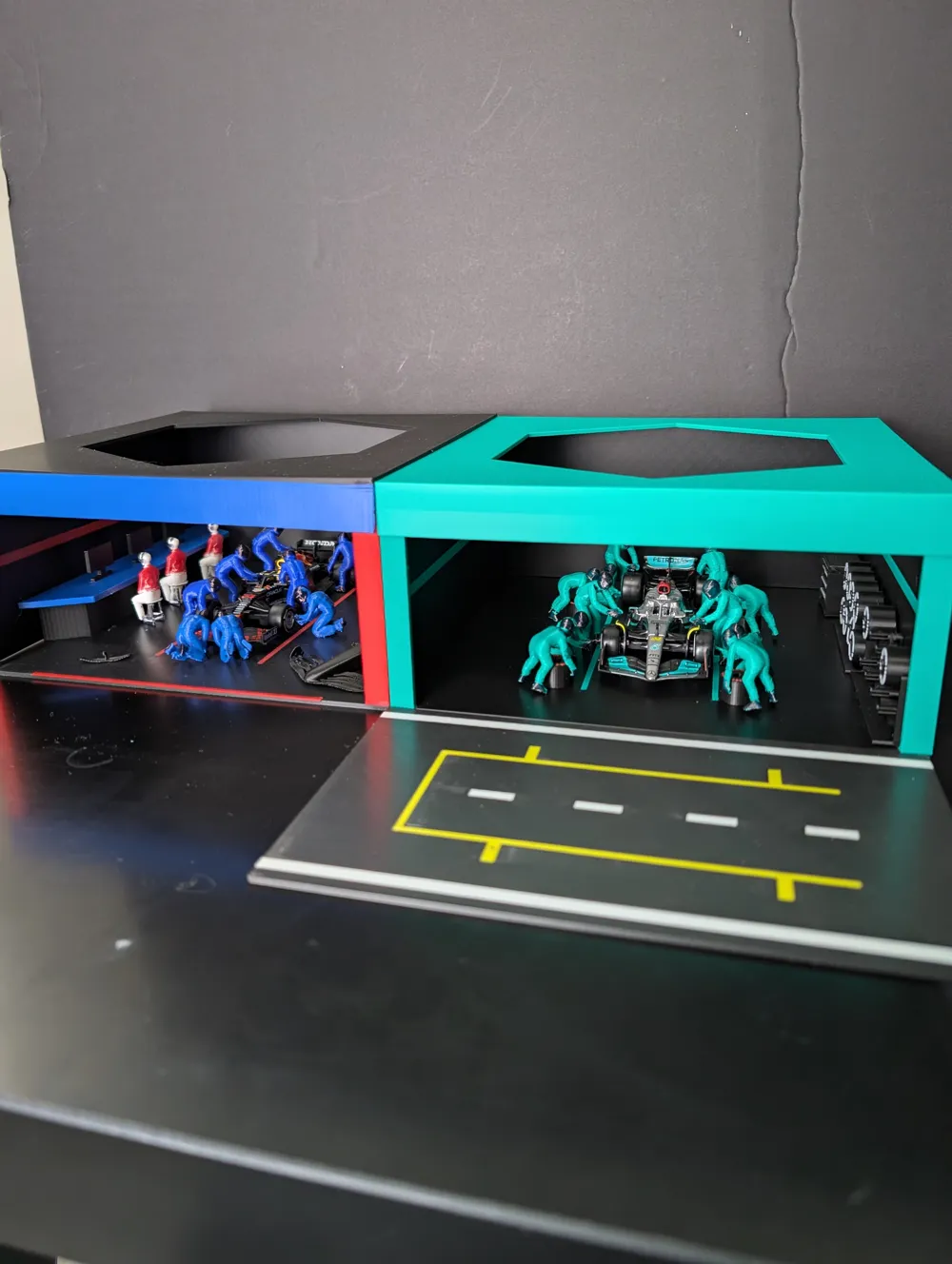 F1 Engineer Desk with Engineers - Free 3D Print Model - MakerWorld