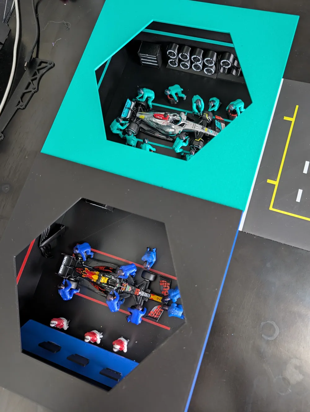 F1 Engineer Desk with Engineers - Free 3D Print Model - MakerWorld
