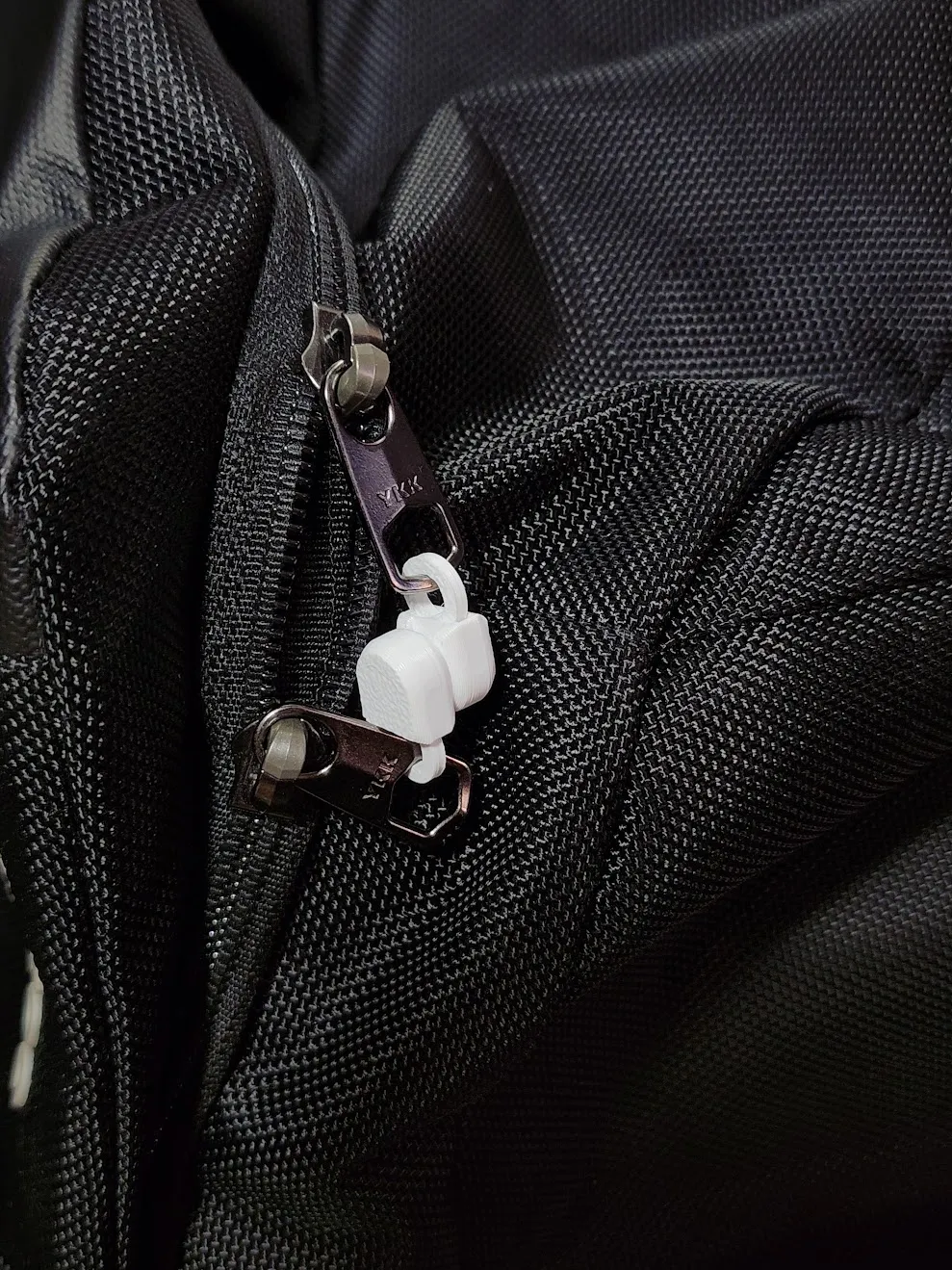 Anti Theft "Locking" Zipper Pulls by deadpoint MakerWorld: Download ...