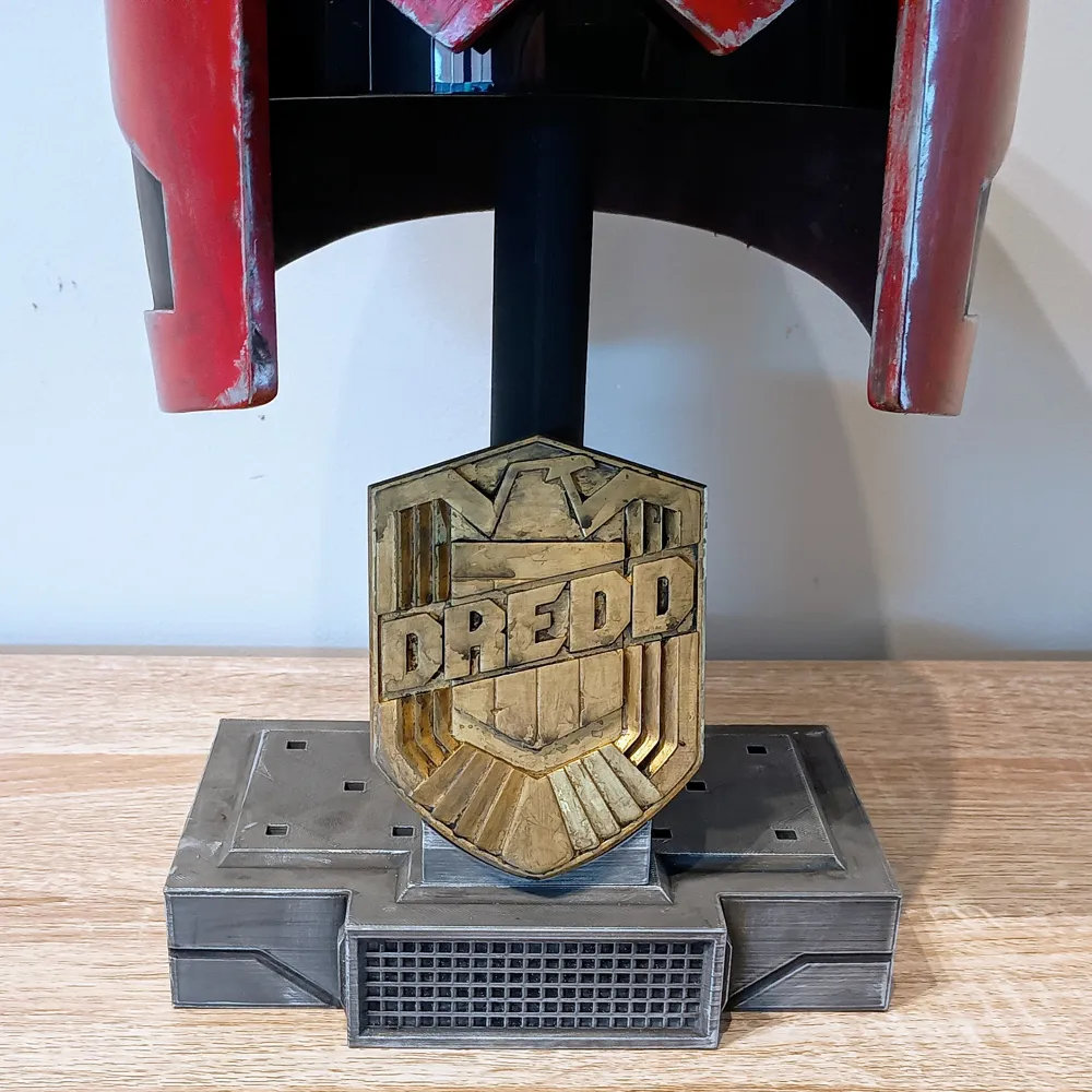 DREDD 2012 Helmet & Badge Display Stand - Free 3D Print Model - MakerWorld