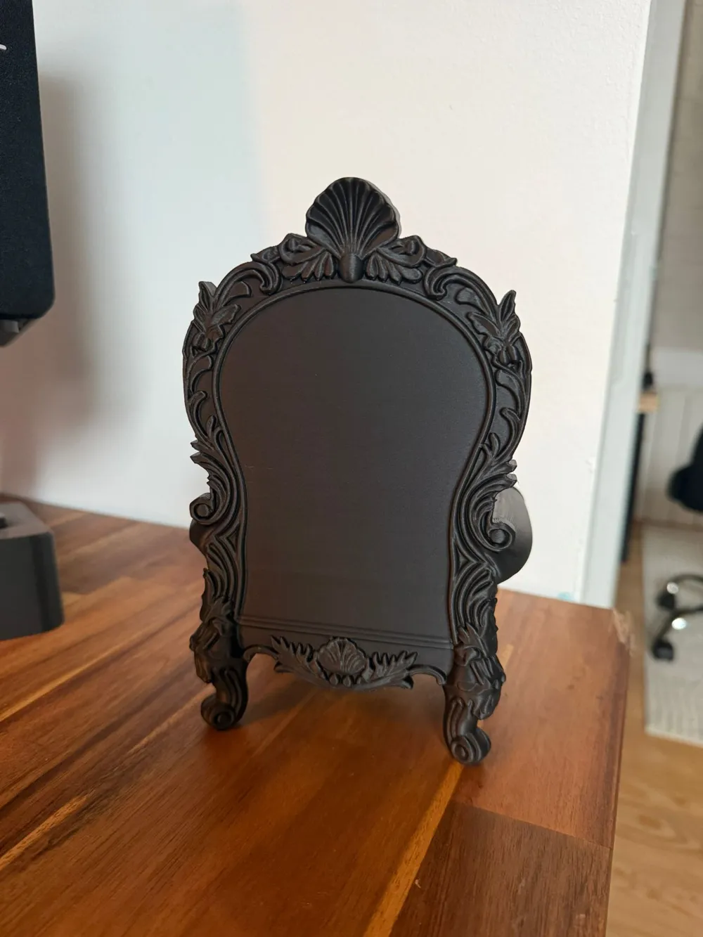 Imperial Throne: Baroque Phone Stand - Free 3D Print Model - MakerWorld