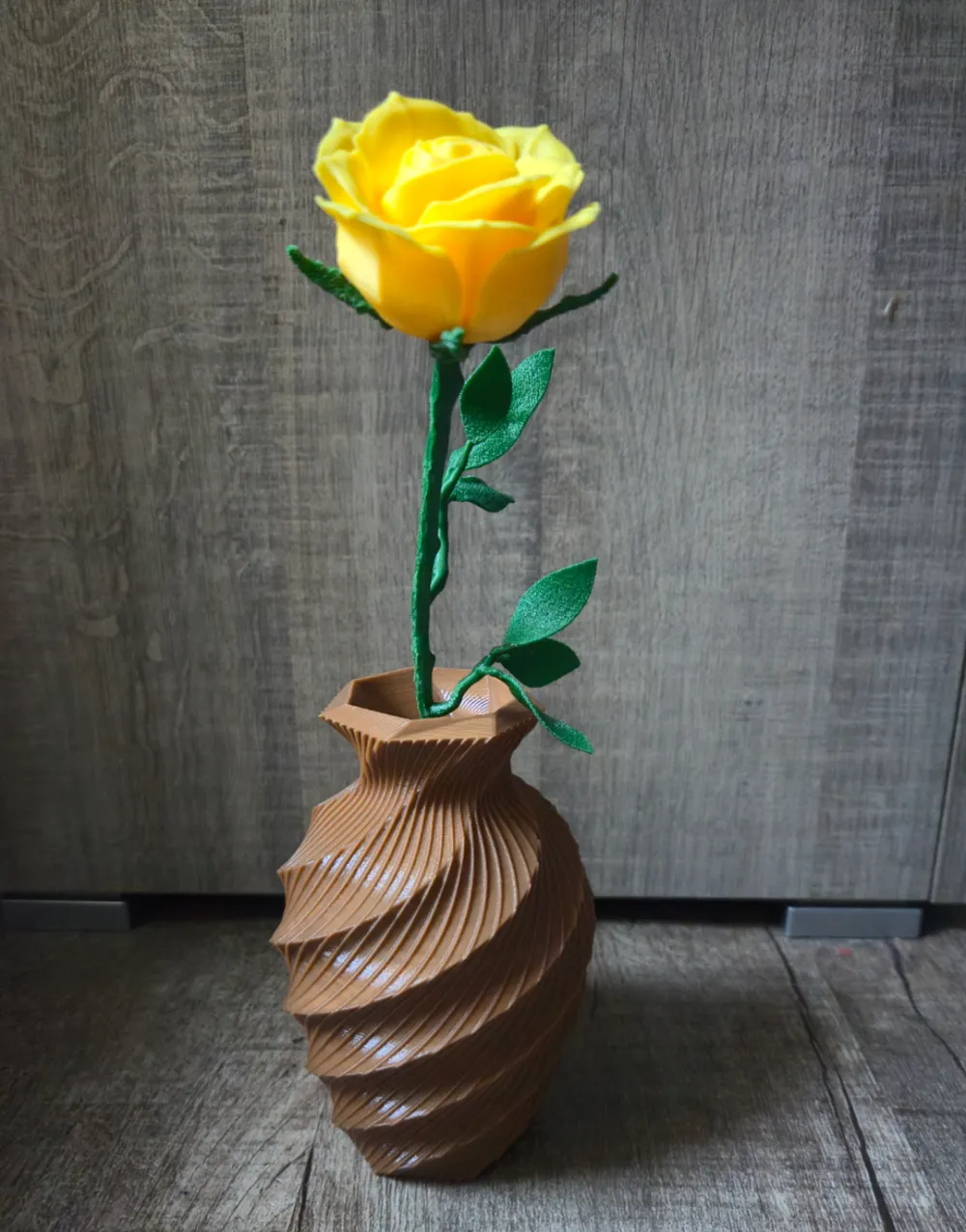 Vase spiral decor, flowers by Ell - MakerWorld